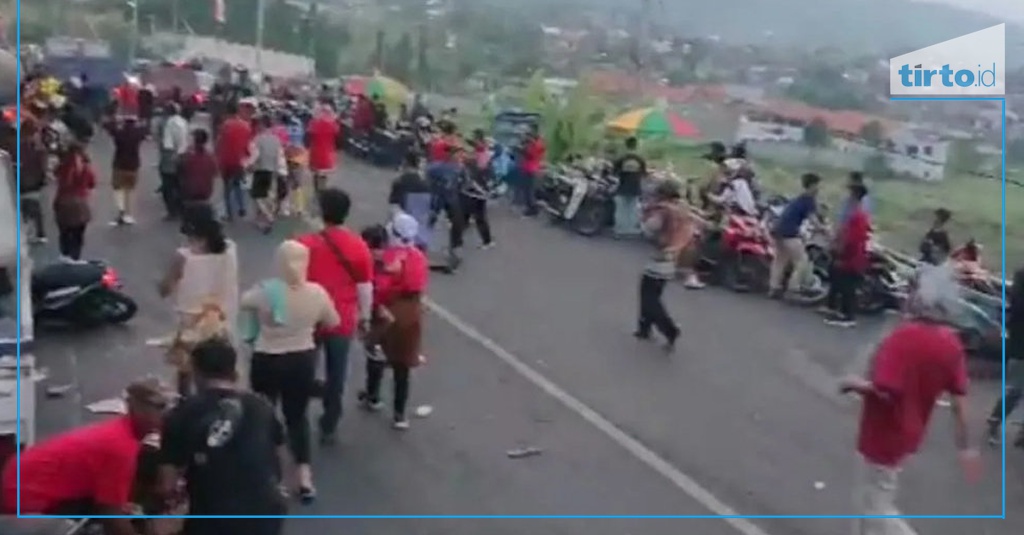 Cerita Lengkap Truk Tangki Air Tabrak Penonton Karnaval di Pacet