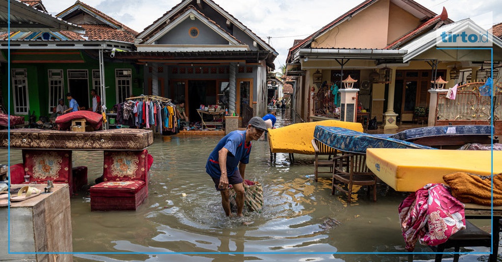Banjir Berangsur Surut, Warga Demak Mulai Bersih-Bersih