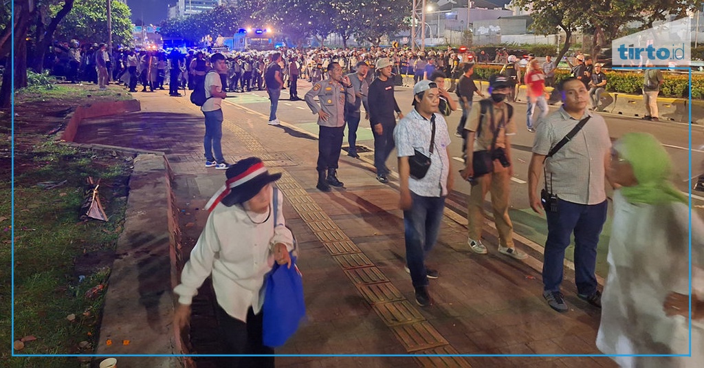 Polisi Bubarkan Pendemo Jalan Gatot Subroto Di Depan Dpr Dibuka
