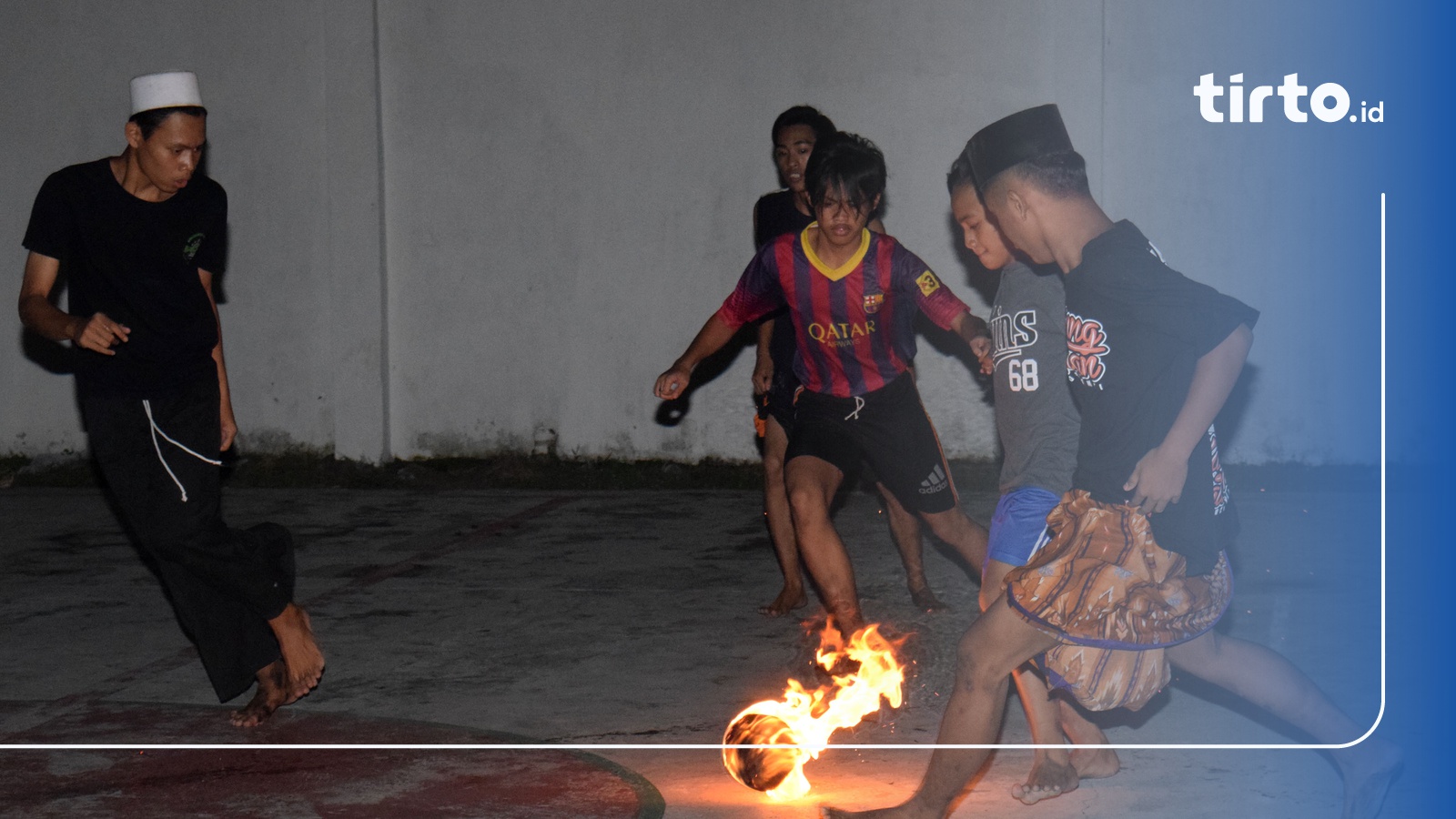 Tradisi Sepak Bola Api di Kampung Kenjeran Surabaya