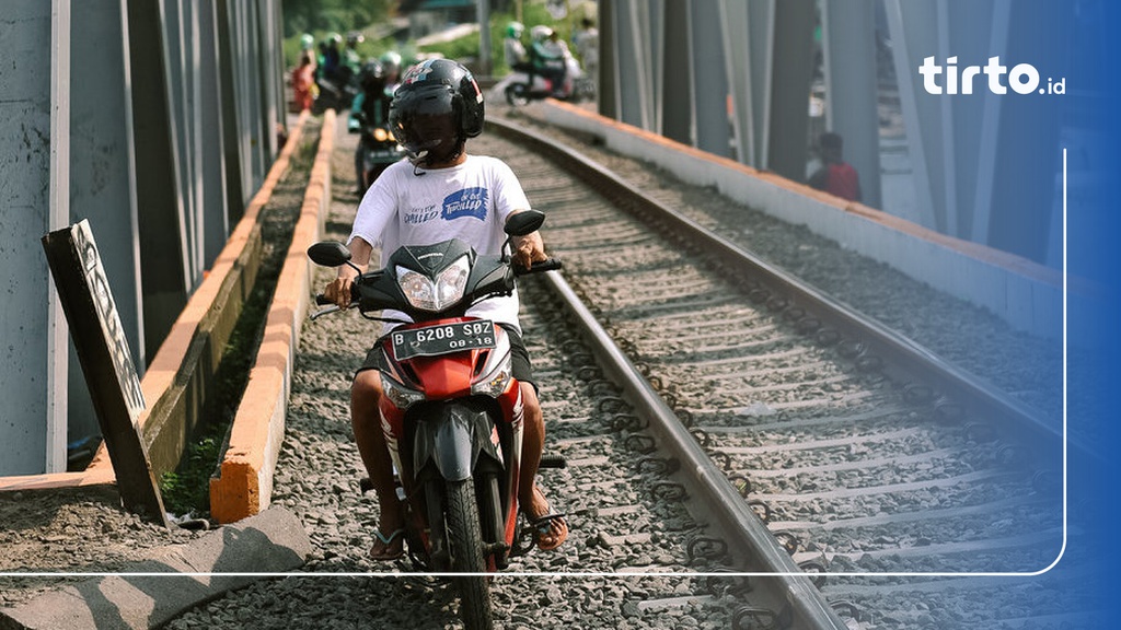 Pengendara Motor Terobos Jembatan Perlintasan Rel Kereta