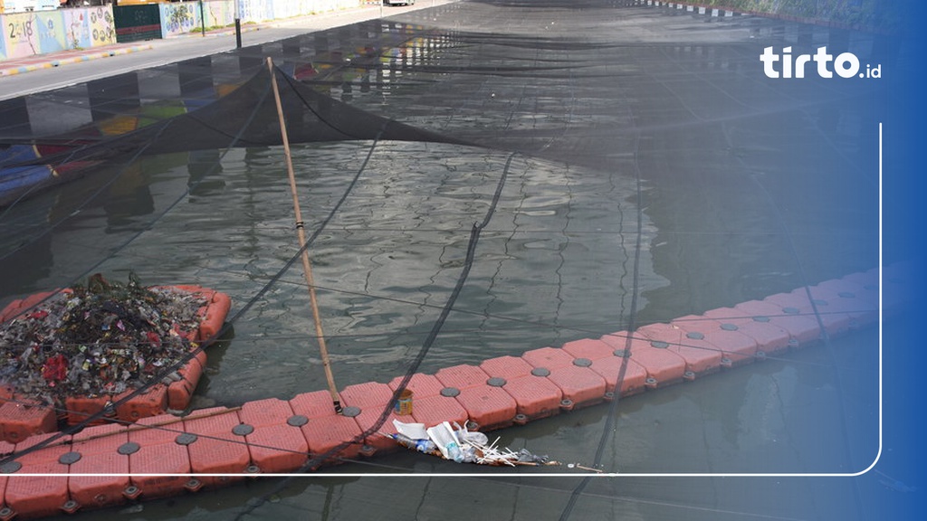 Kain Waring di Kali Item Dicopot, Anies: Itu untuk Tangani Polusi