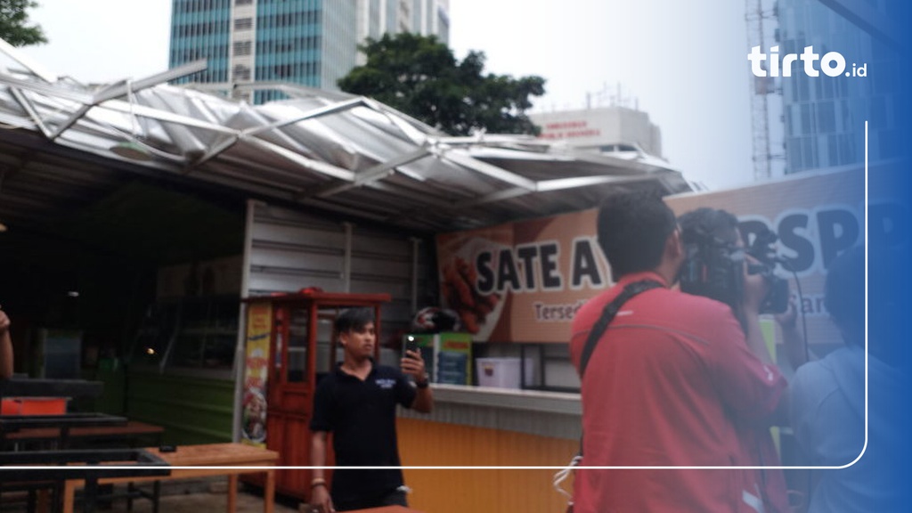 Angin Kencang Sebabkan Atap Food Court di Kuningan Rusak Parah