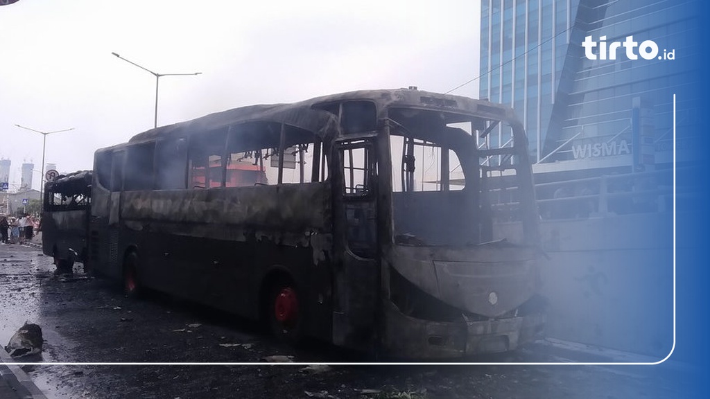 Dua Bus Polisi yang Berjaga di Slipi Dibakar Massa Aksi 22 Mei
