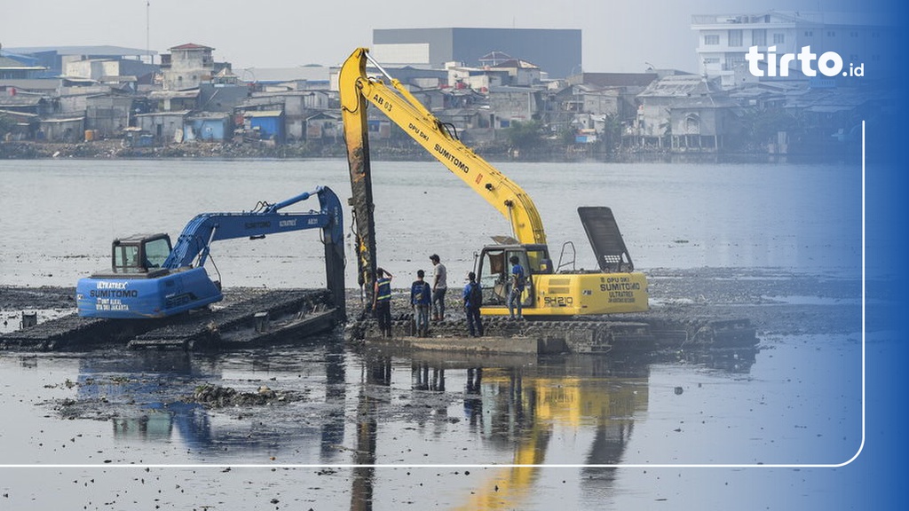 Saat Pengerukan Waduk Pluit Malah Timbulkan Bau Tak Sedap Saat Pengerukan Waduk Pluit Malah Timbulkan Bau Tak Sedap