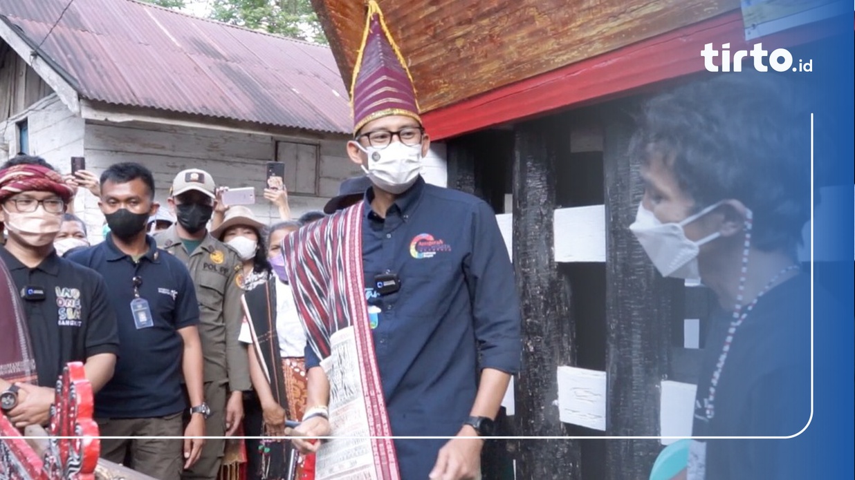 Sandiaga Memberikan alat Pertukangan di Desa Wisata Tipang