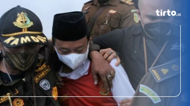 Pemerkosa 13 Santriwati Herry Wirawan Divonis Penjara Seumur Hidup Pemerkosa 13 Santriwati Herry Wirawan Divonis Penjara Seumur Hidup