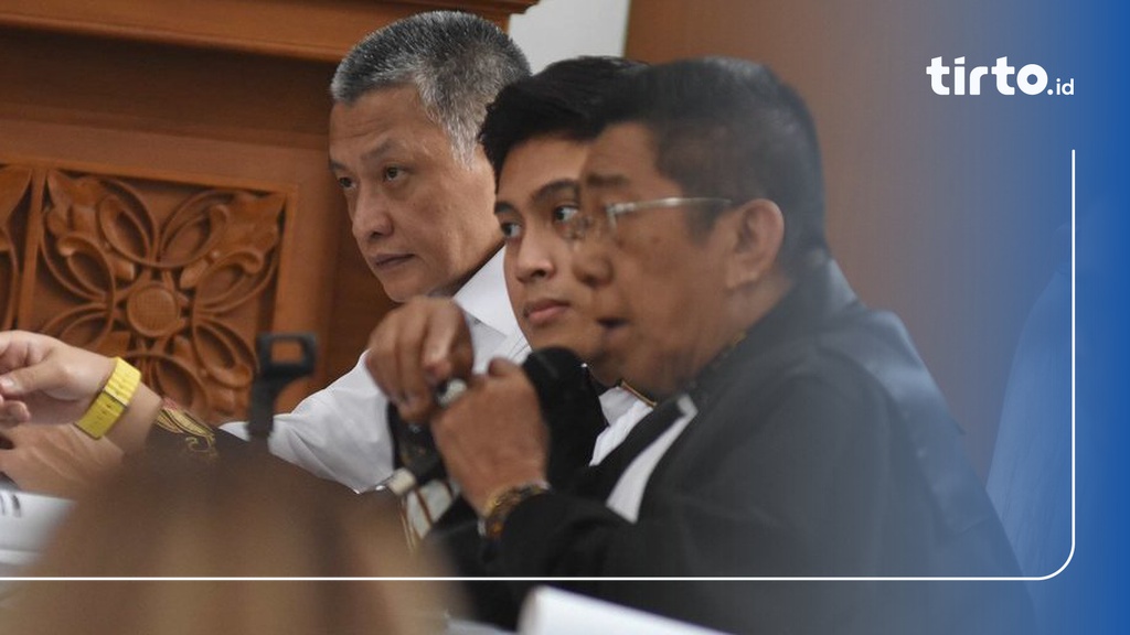 Hakim Tegur Henry Yoso saat Tanya Pendapat ke Ahli Hukum