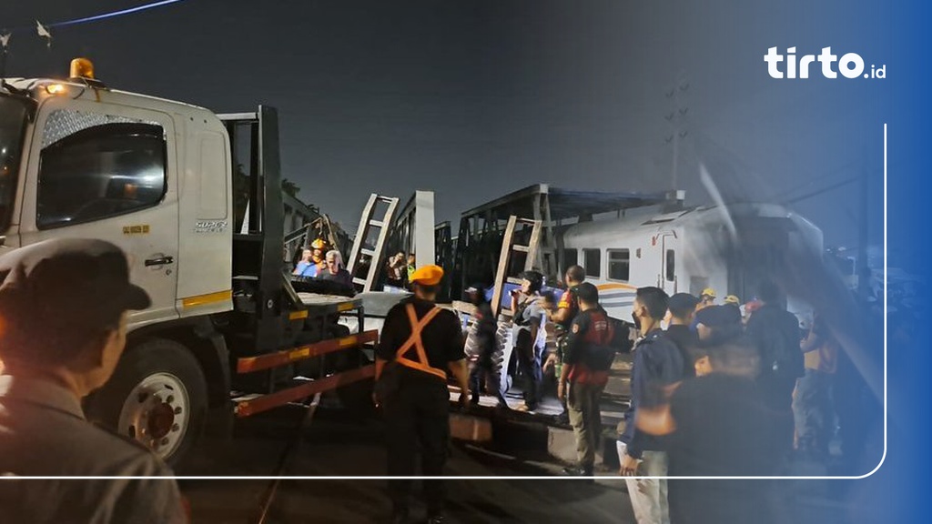 Petugas Evakuasi Gerbong KA Brantas yang Tabrak Truk di Semarang