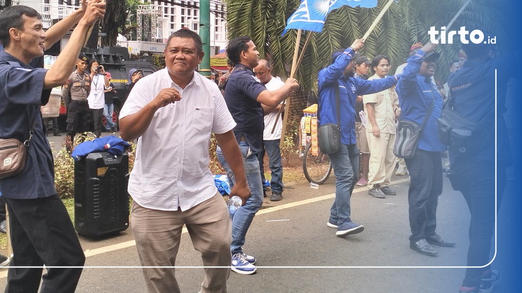 BM PAN Asyik Bergoyang di KPU Jelang Pendaftaran Prabowo-Gibran
