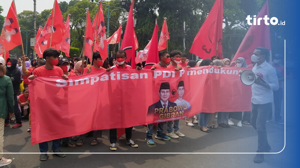 Sejumlah Orang Bawa Banner Simpatisan PDIP Dukung Prabowo-Gibran Sejumlah Orang Bawa Banner Simpatisan PDIP Dukung Prabowo-Gibran