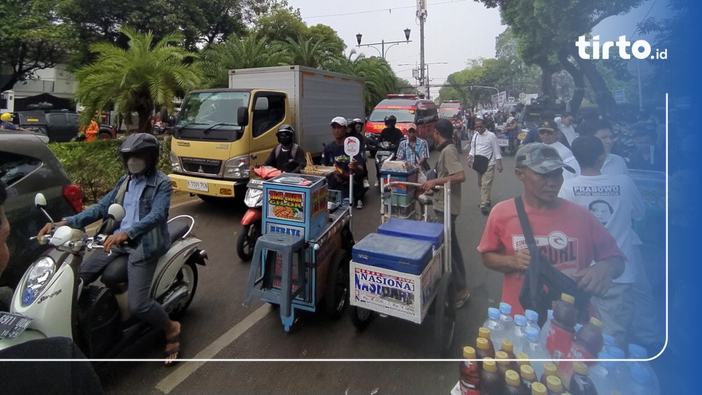 Massa Prabowo-Gibran Bubar, Jalan Sekitar KPU Sudah Bisa Diakses Massa Prabowo-Gibran Bubar, Jalan Sekitar KPU Sudah Bisa Diakses