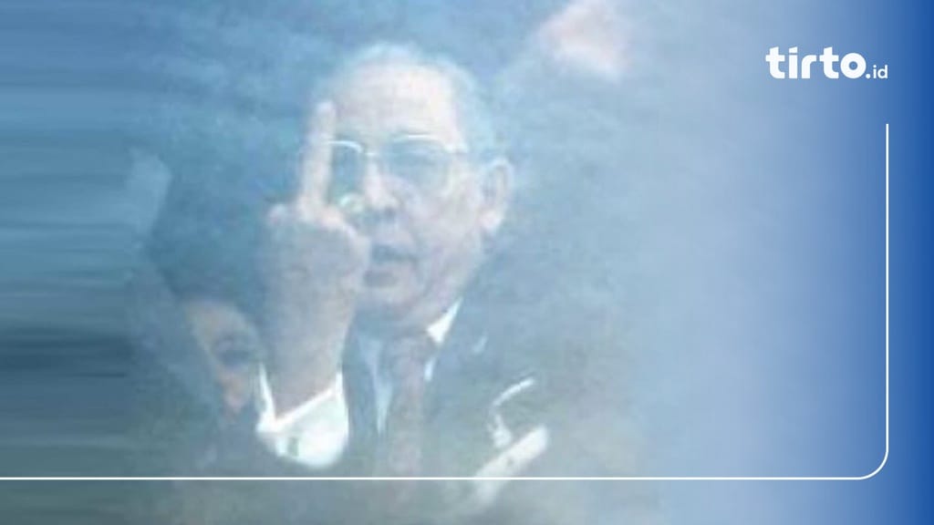 Kisah di Balik Foto Ali Alatas Acungkan Jari Tengah yang Viral