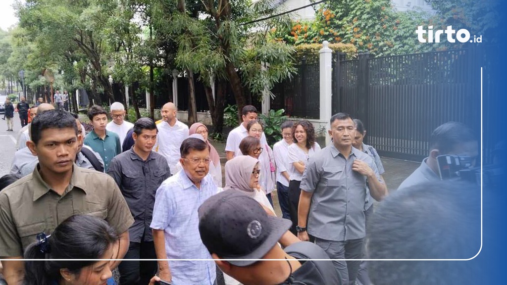 JK Berjalan dari Rumah Menuju TPS 03 Kebayoran Baru