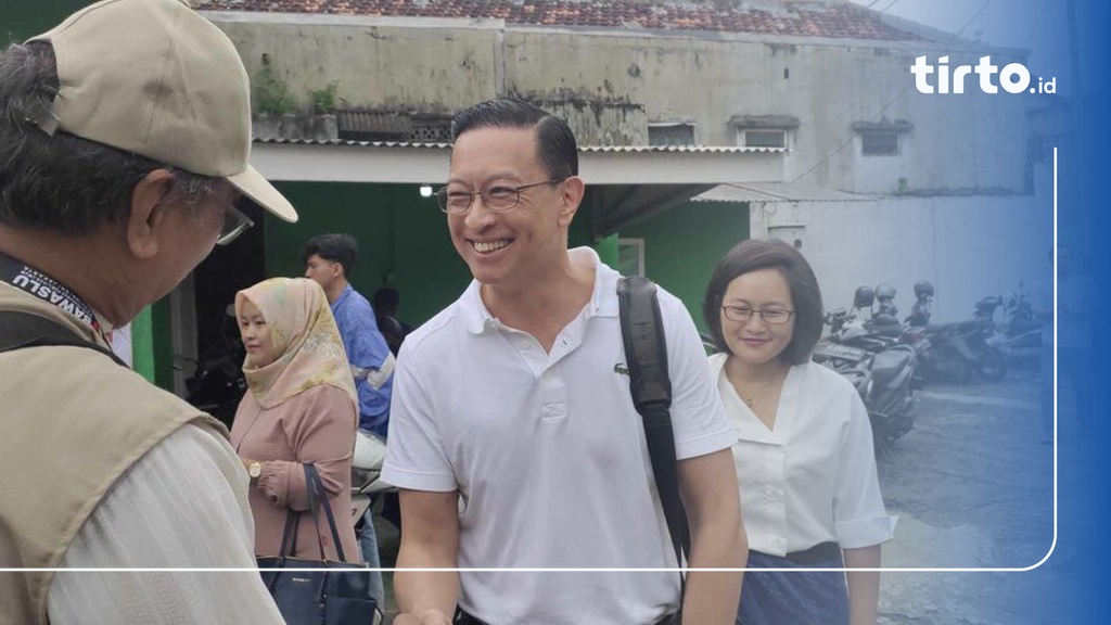 Momen Tom Lembong Cek Kertas Suara Sebelum Nyoblos