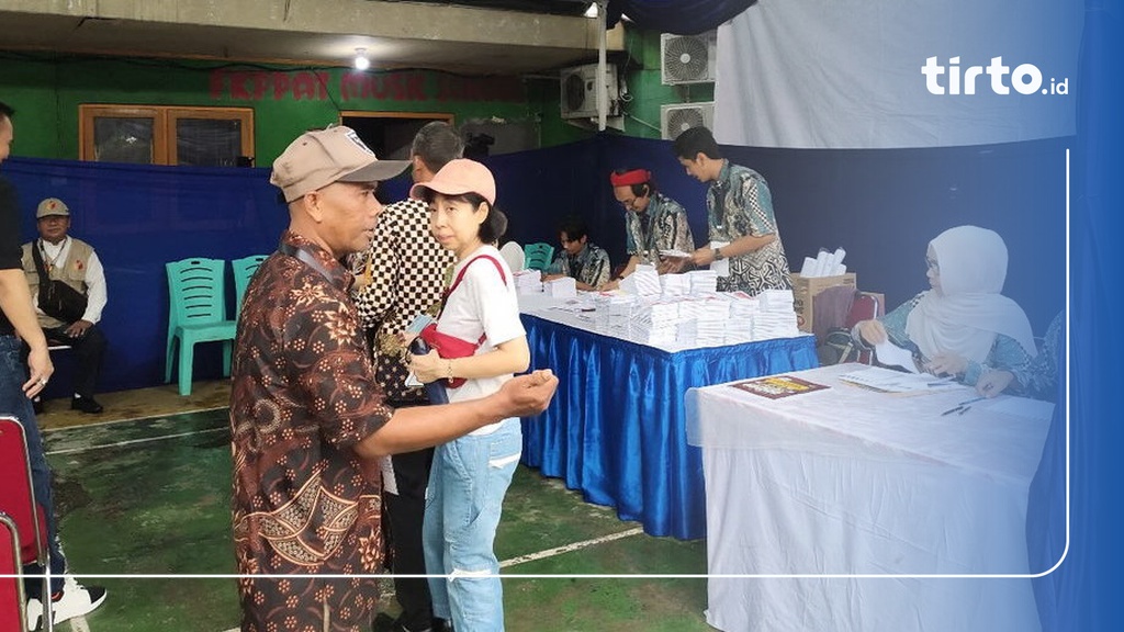 Surya Paloh & Tom Lembong Sama-Sama Nyoblos di TPS Komplek Antam