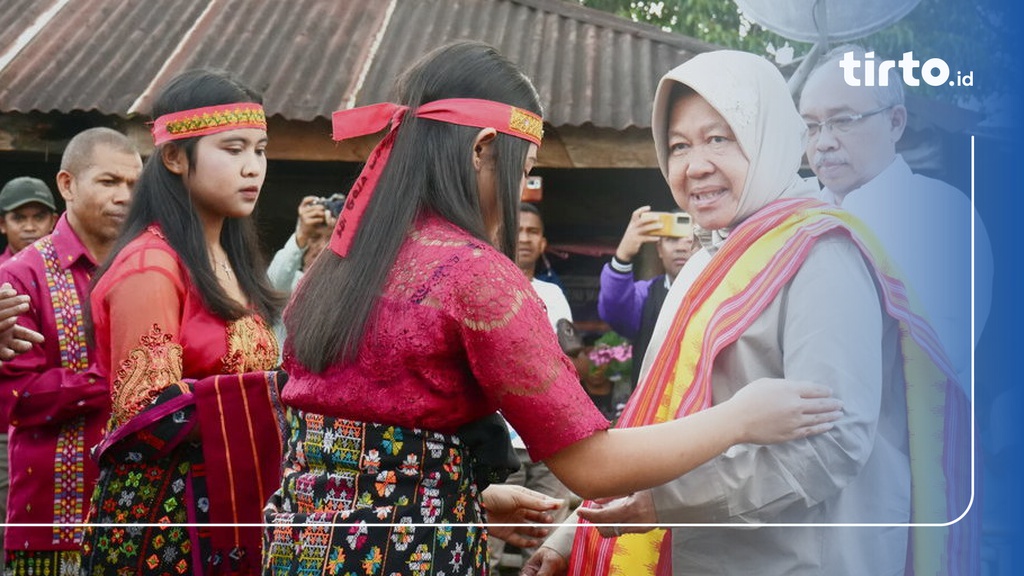 Mensos Risma Bagi-Bagi Bansos hingga Kursi Roda di NTT