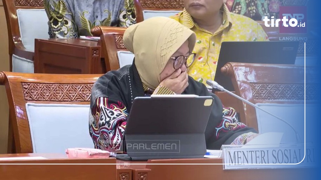Kenapa Risma Menangis Saat Rapat dengan DPR?