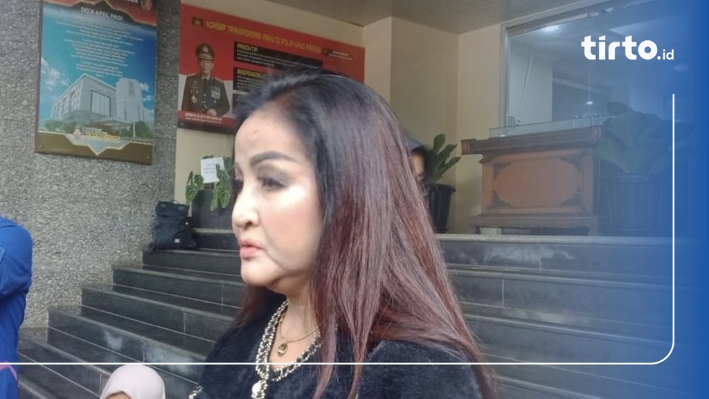 Machica Mochtar Jemput Anaknya yang Ditangkap Polisi karena Demo