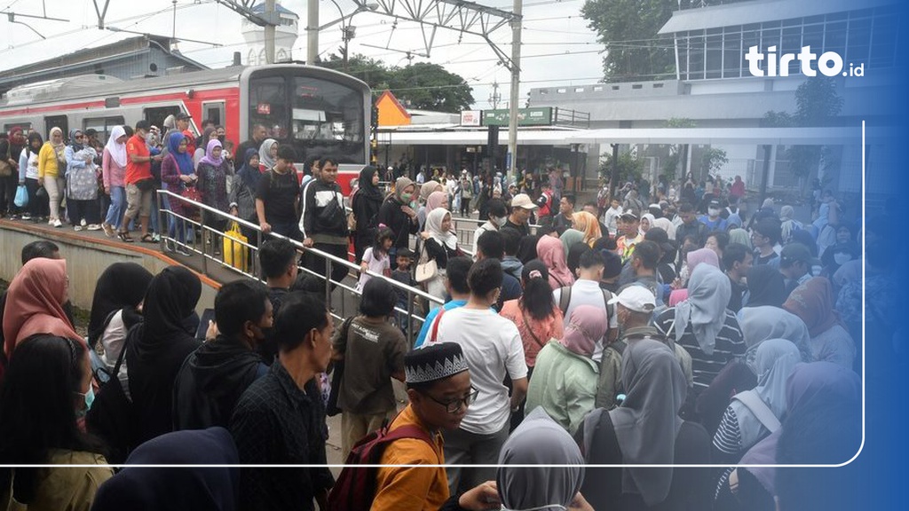 Kepadatan KRL & Keterlambatan Transjakarta Warnai HUT ke-80 TNI