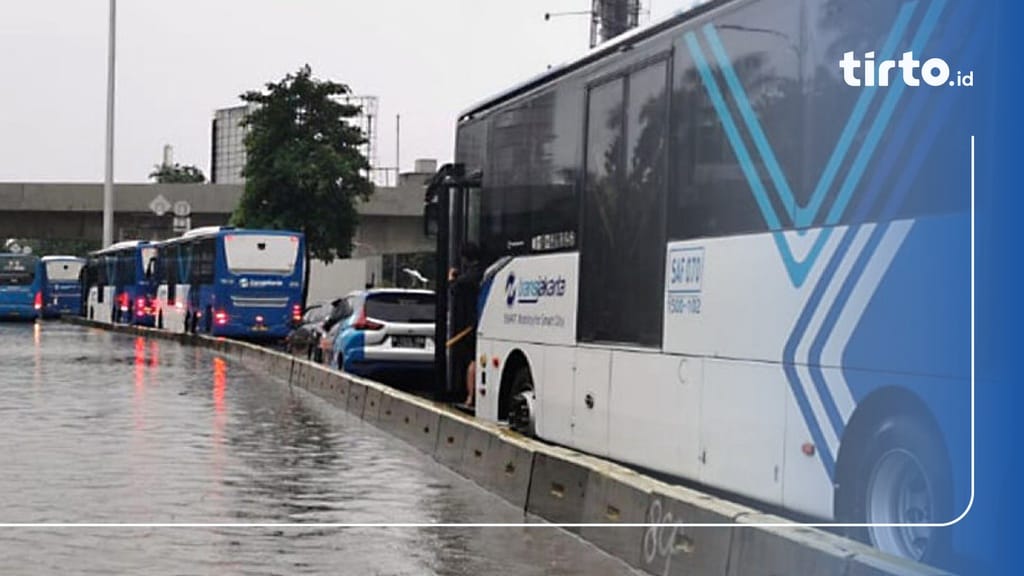 Layanan Transjakarta Terlambat Imbas Hujan Deras di Jakarta
