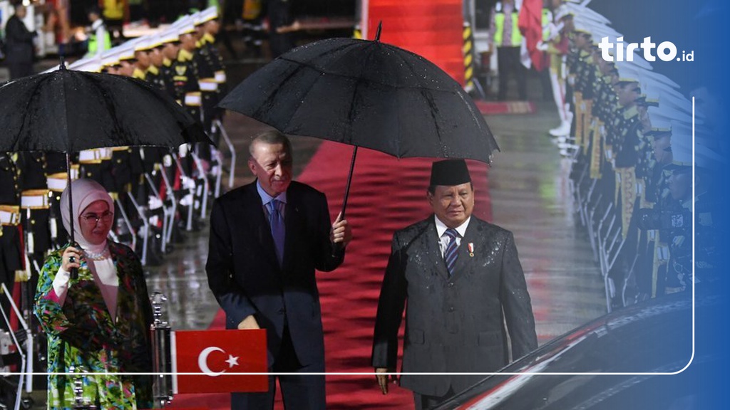Prabowo Sambut Kedatangan Erdogan & Istri di Bandara Halim