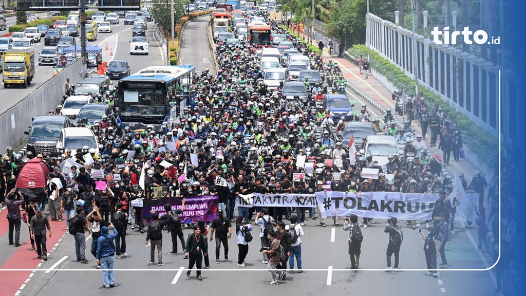 Pedemo Tolak Revisi UU TNI Tutup Paksa Jalan di Depan DPR RI