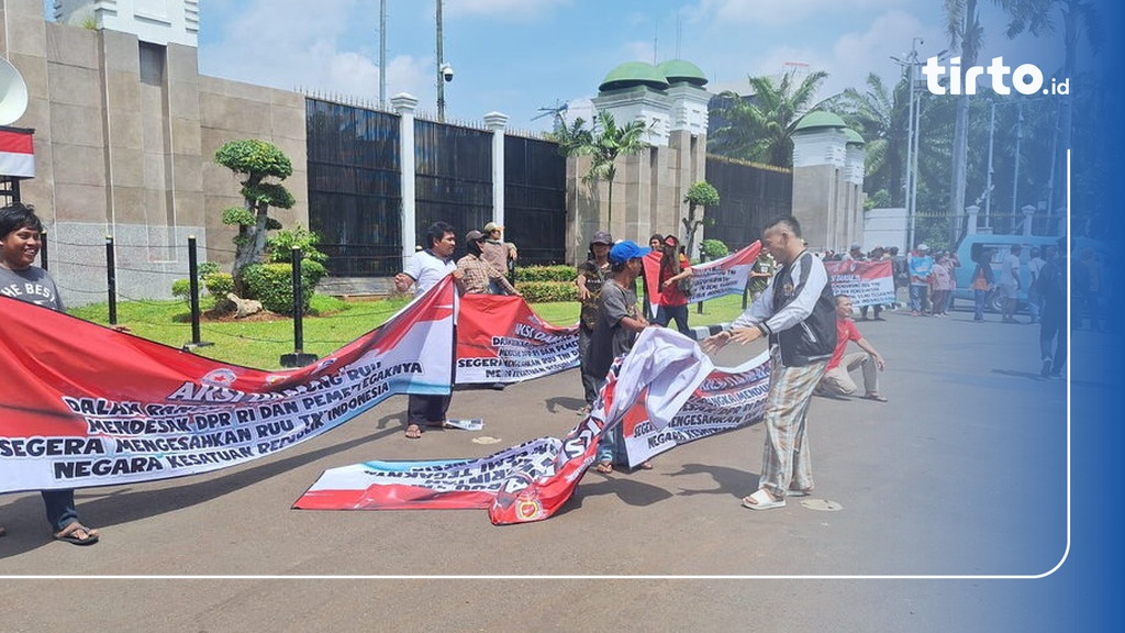 Massa Pro & Kontra Revisi UU TNI Berdemo di DPR RI