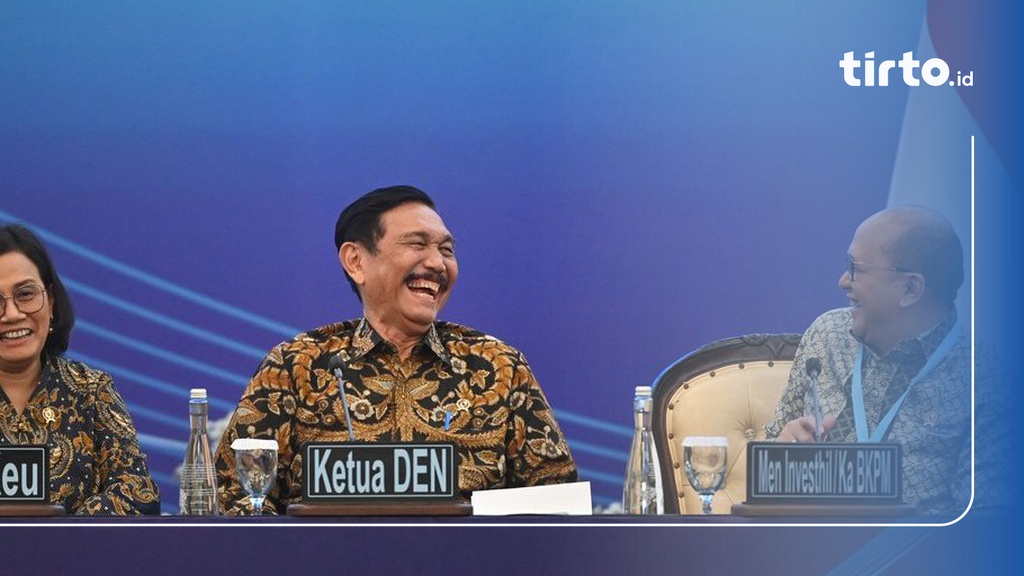 Luhut Mengaku Sedih Saat Ziarah ke Makam Theys Eluay