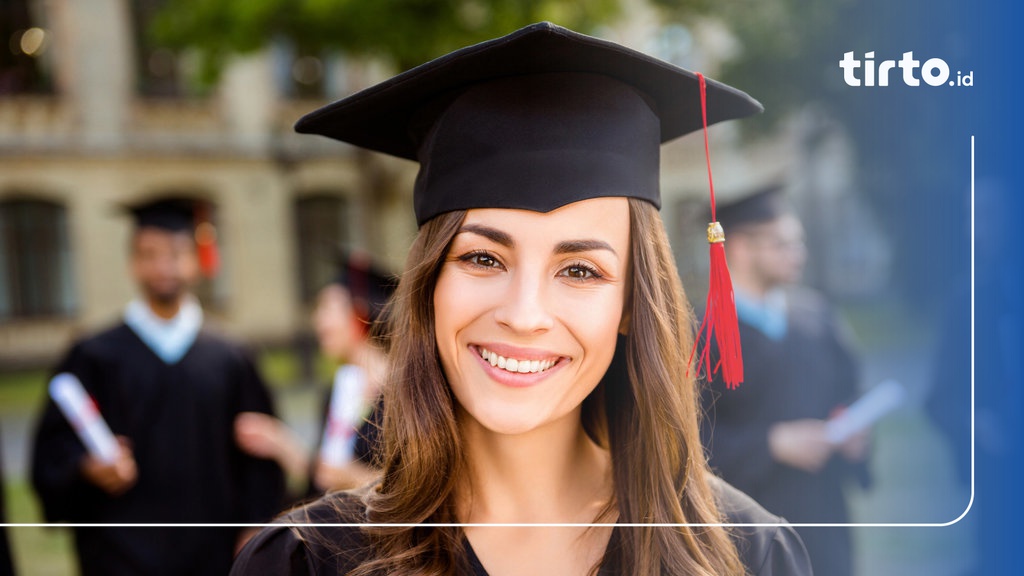 15 Ide Model Rambut Perempuan Pakai Toga untuk Wisuda
