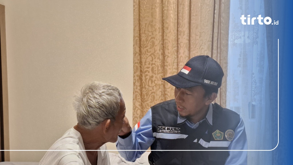 Mengabdi Sepenuh Hati: Kisah Petugas Haji Melayani Jemaah Lansia