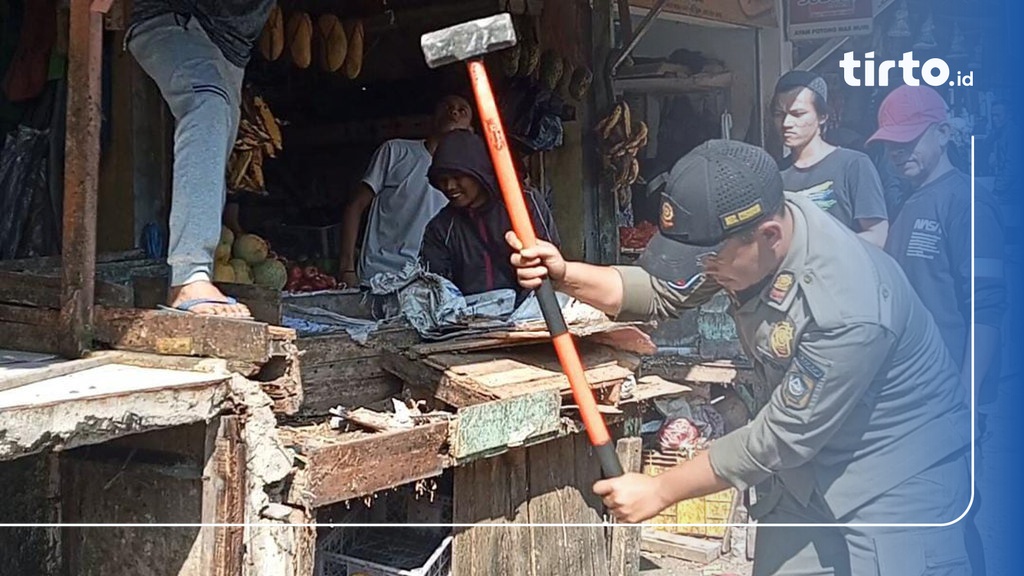 Satpol PP Bongkar 130 Lapak PKL di Pasar Cisarua Puncak Bogor