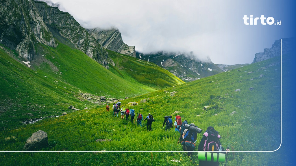 11 Peralatan Naik Gunung Pemula: Panduan Lengkap Sebelum Mendaki
