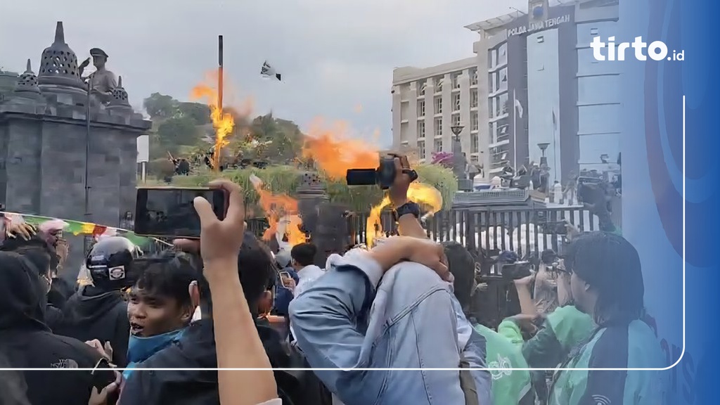 Demo Ricuh di Polda Jateng, Bom Molotov Dilempar ke Arah Polisi