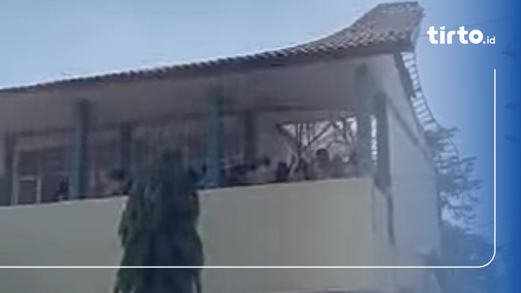 Bangunan SMKN 1 Cileungsi Ambruk saat Pembelajaran Berlangsung