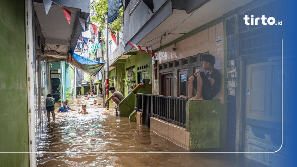 Banjir di Kebon Pala Capai 135 cm, Warga Bertahan di Lantai Dua