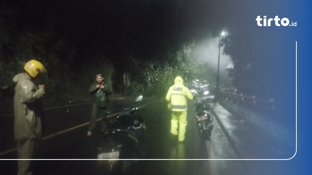 Akses Jalan di Cadas Pangeran Sumedang Terputus Akibat Longsor