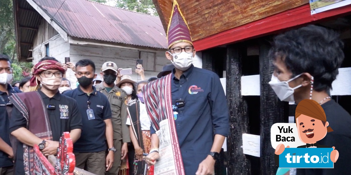 Sandiaga Memberikan alat Pertukangan di Desa Wisata Tipang