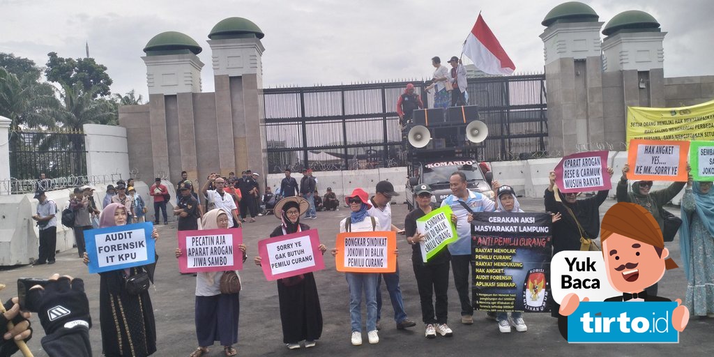 Emak-emak Ikut Demo di DPR: Hak Angket Yes ke MK Sorry Ye